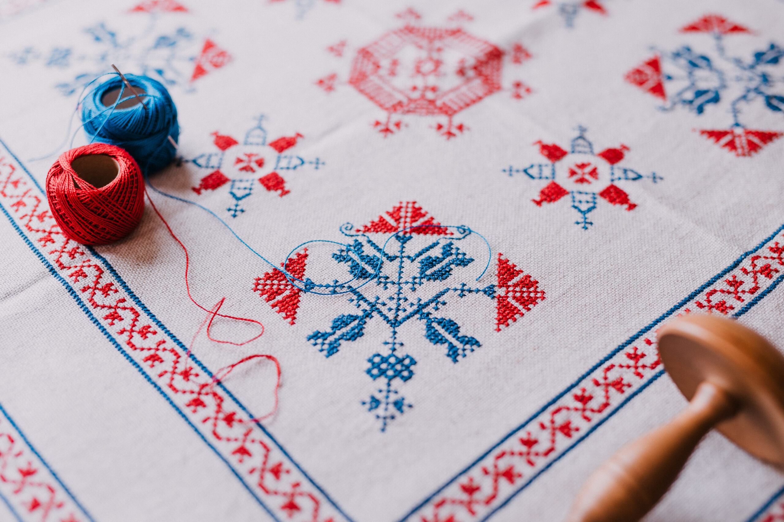 Razstava vezenin Rozalije Strojan "Od preprostega križca do mojstrskih ...